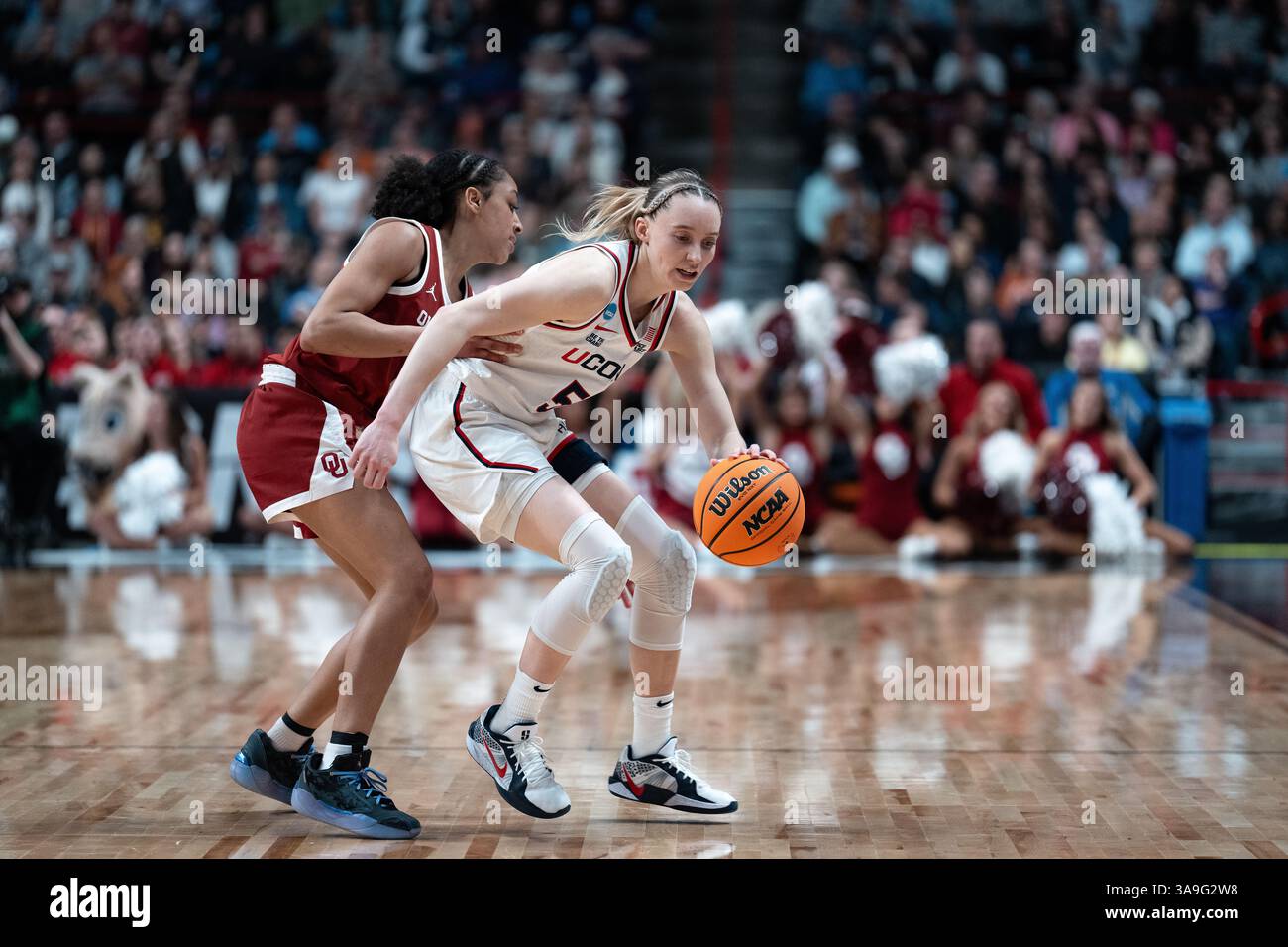 UConn Huskies guard Paige Bueckers (5) dribbles against Oklahoma ...