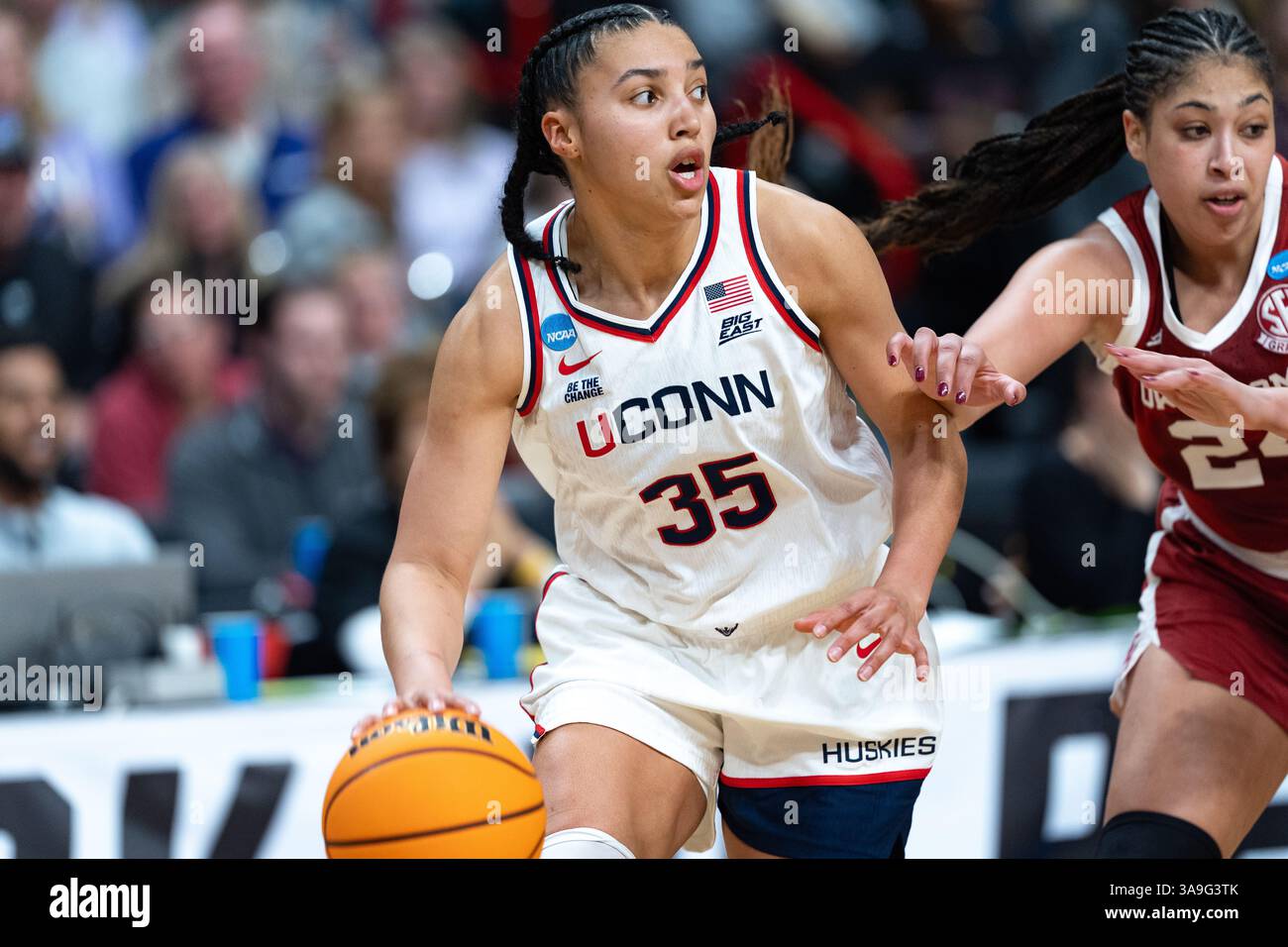 UConn Huskies guard Azzi Fudd (35) drives against Oklahoma Sooners ...