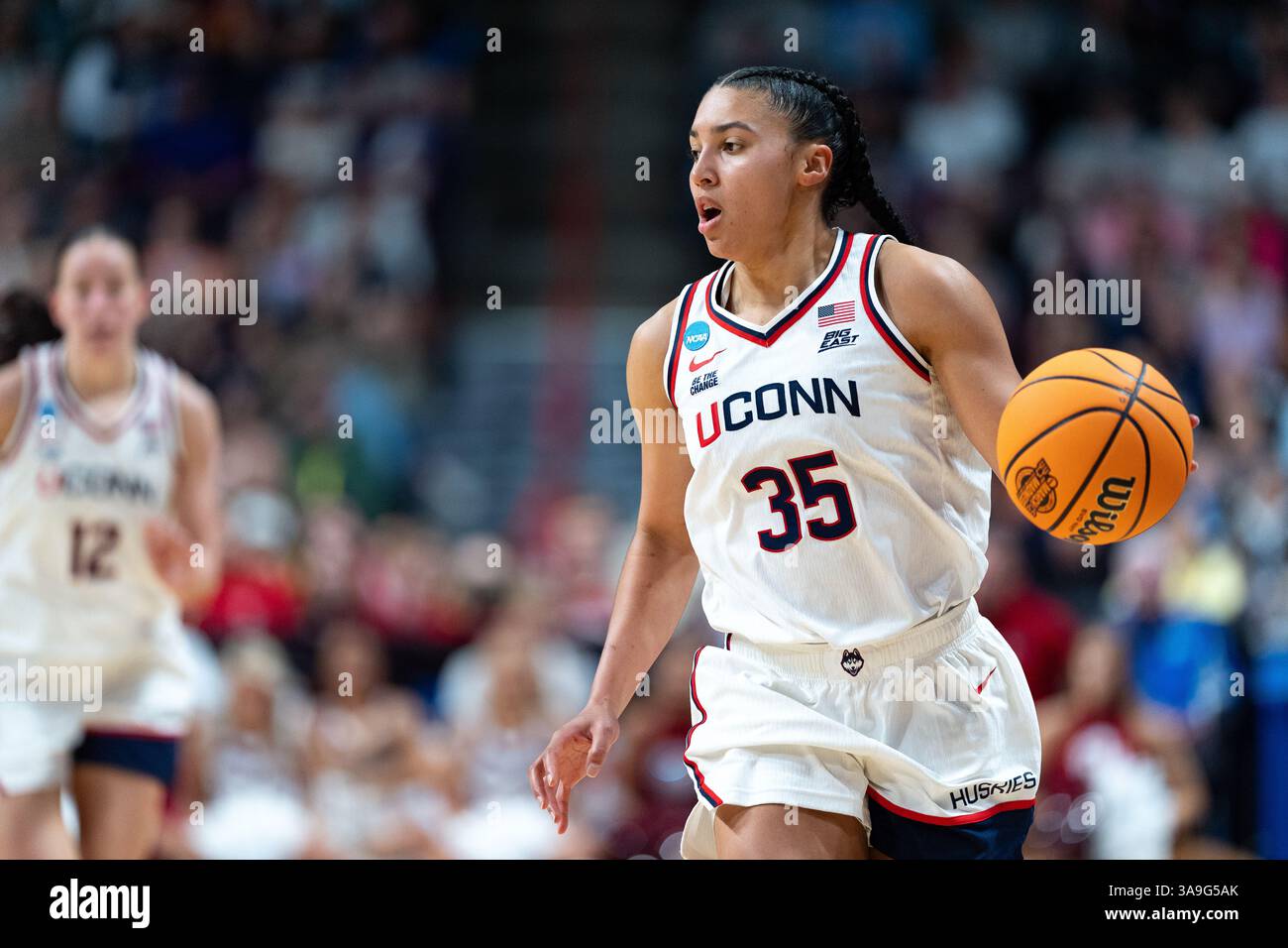UConn Huskies guard Azzi Fudd (35) drives the ball against the Oklahoma ...