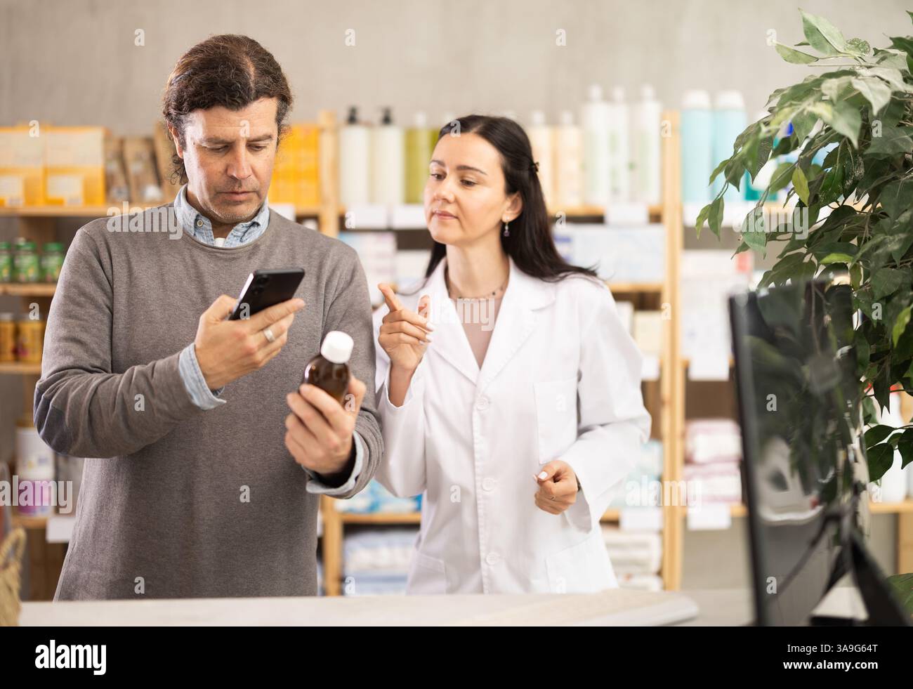 Pharmacist scanning medicine bottle hi-res stock photography and images ...