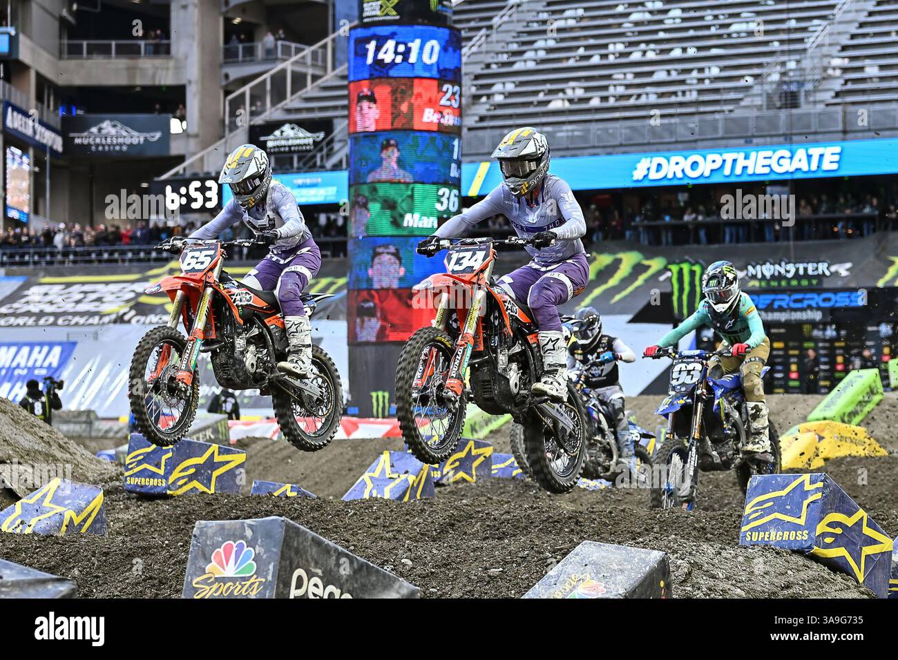 Seattle, WA, USA. 29th Mar, 2025. Avery Long (134) and Lux Turner (65 ...