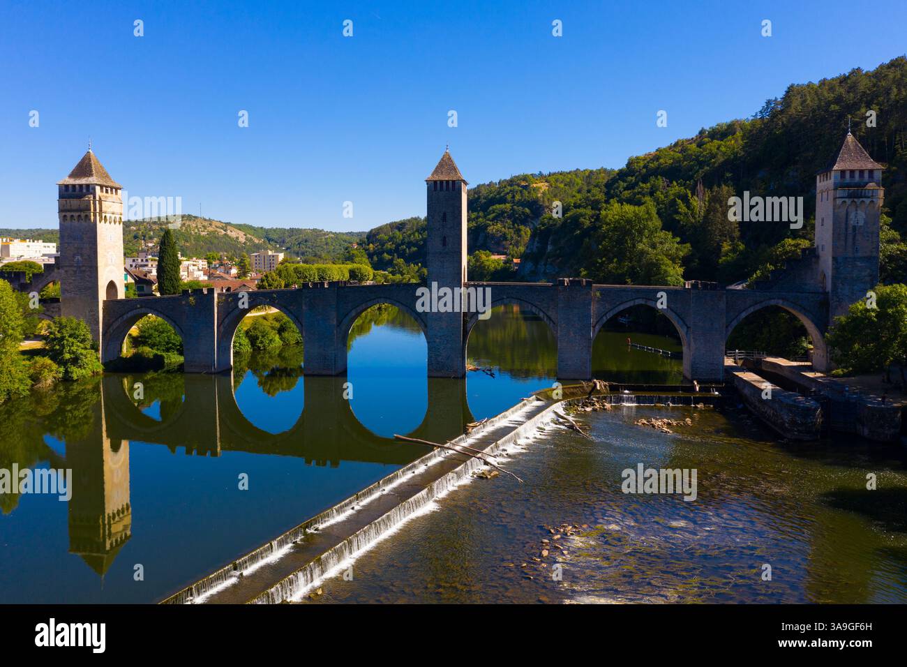 Pont Valentre bridge across the Lot River in Cahors, France Stock Photo ...