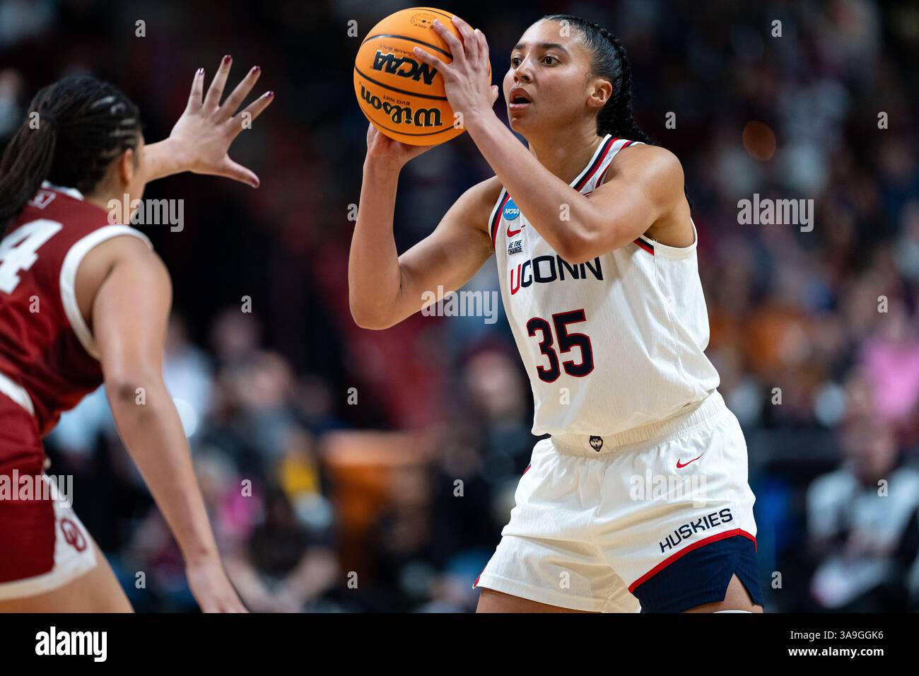 UConn Huskies guard Azzi Fudd (35) passes the ball against Oklahoma ...