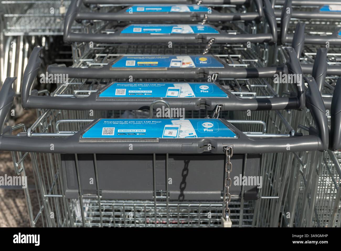 shopping cart lidl, the offers a wide selection of products, from food ...