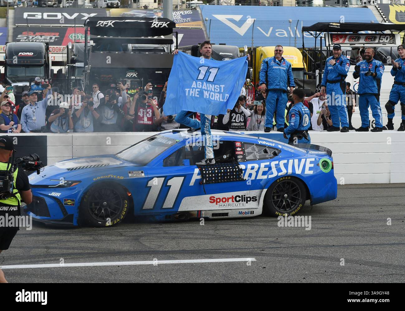 MARTINSVILLE, VA - MARCH 30: Denny Hamlin (#11 Joe Gibbs Racing ...