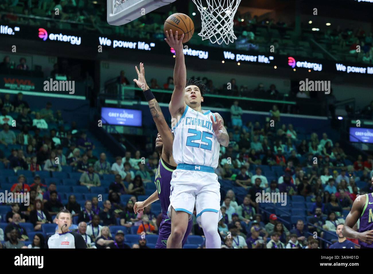 Charlotte Hornets guard KJ Simpson (25) gets past New Orleans Pelicans ...