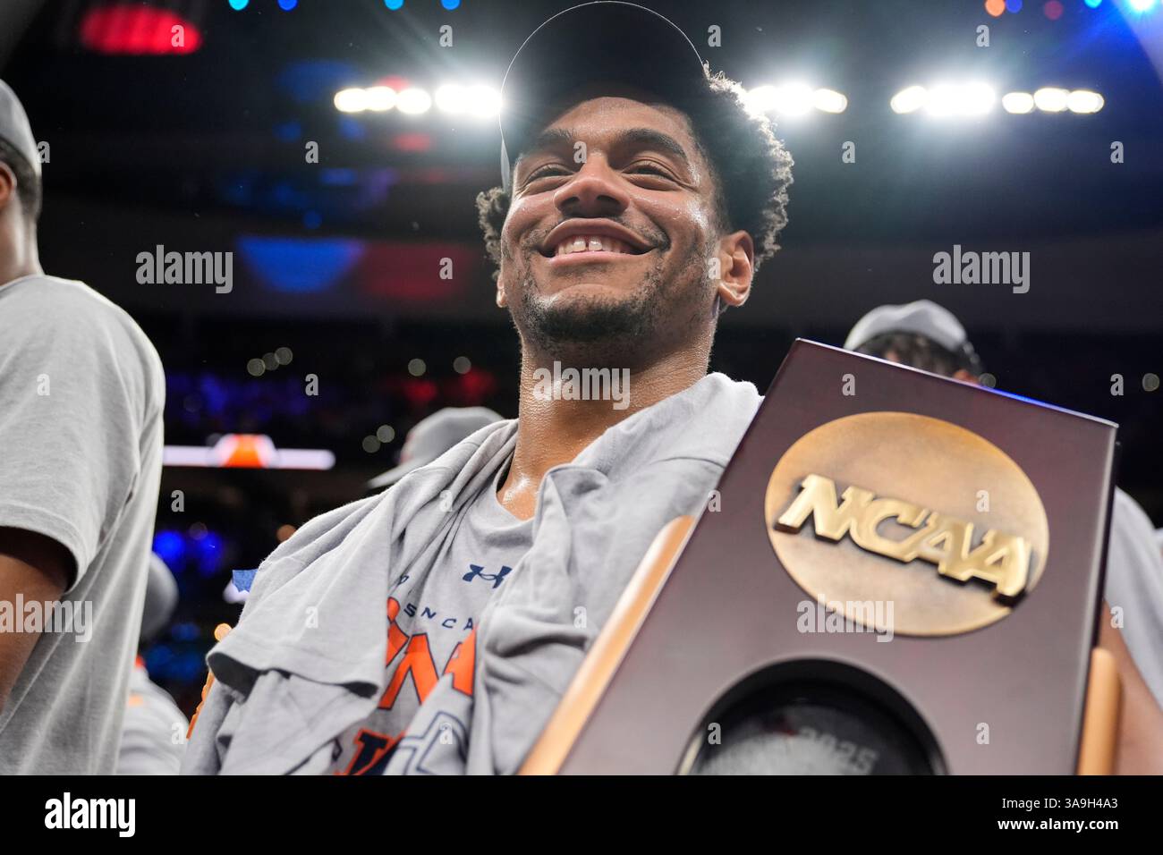 Auburn center Dylan Cardwell (44) celebrates a win over Michigan State ...