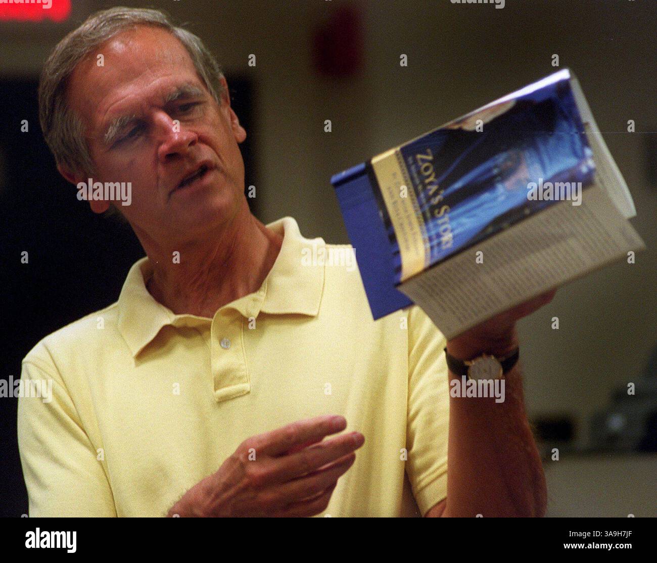 Former Education Secretary Gary Hart teaches students of Kennedy High ...