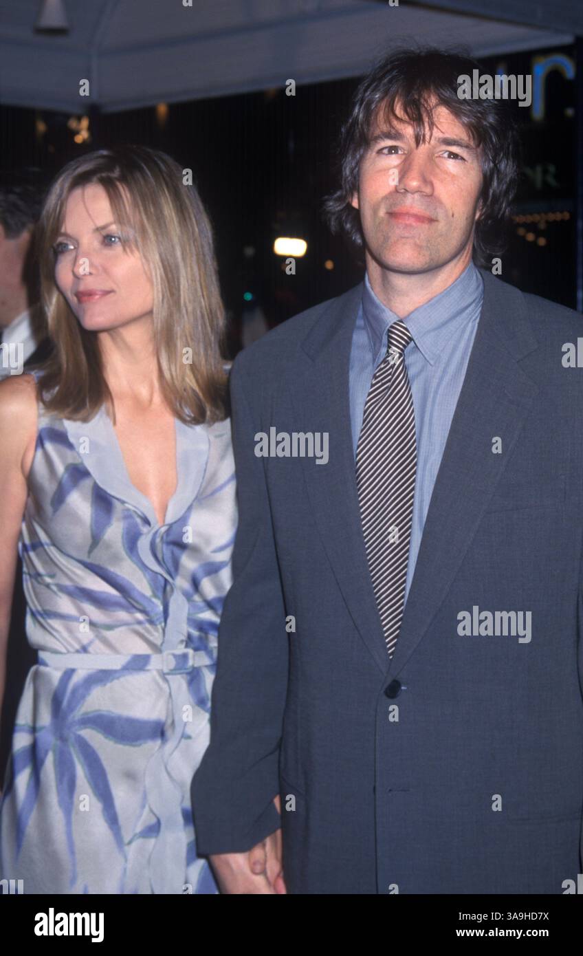 Dec 07, 2000 - Los Angeles, CA, USA - MICHELLE PFEIFFER at the 'Cast ...