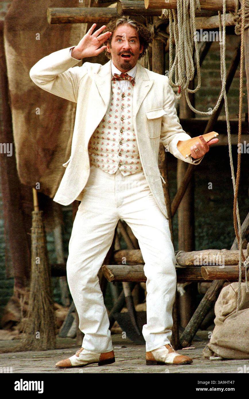 Apr 02, 1998; Montepulciano, Rome, Italy; Actor KEVIN KLINE on the set ...