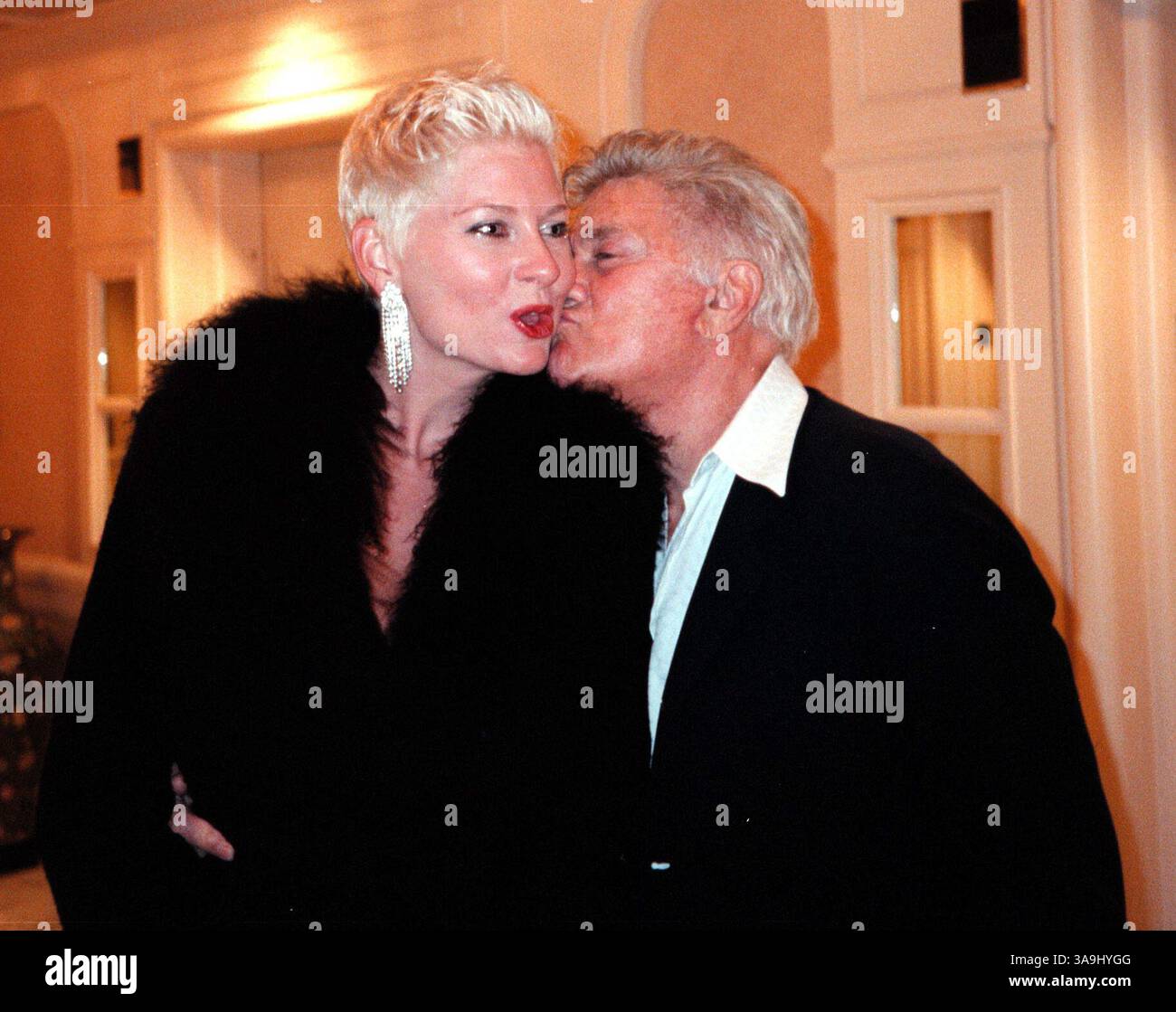 Nov 06, 1998; Las Vegas, Nevada, USA; Newlywed movie star Tony Curtis ...