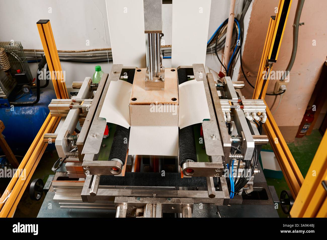 Innovative machine wrapped around rectangular boxes efficiently during ...