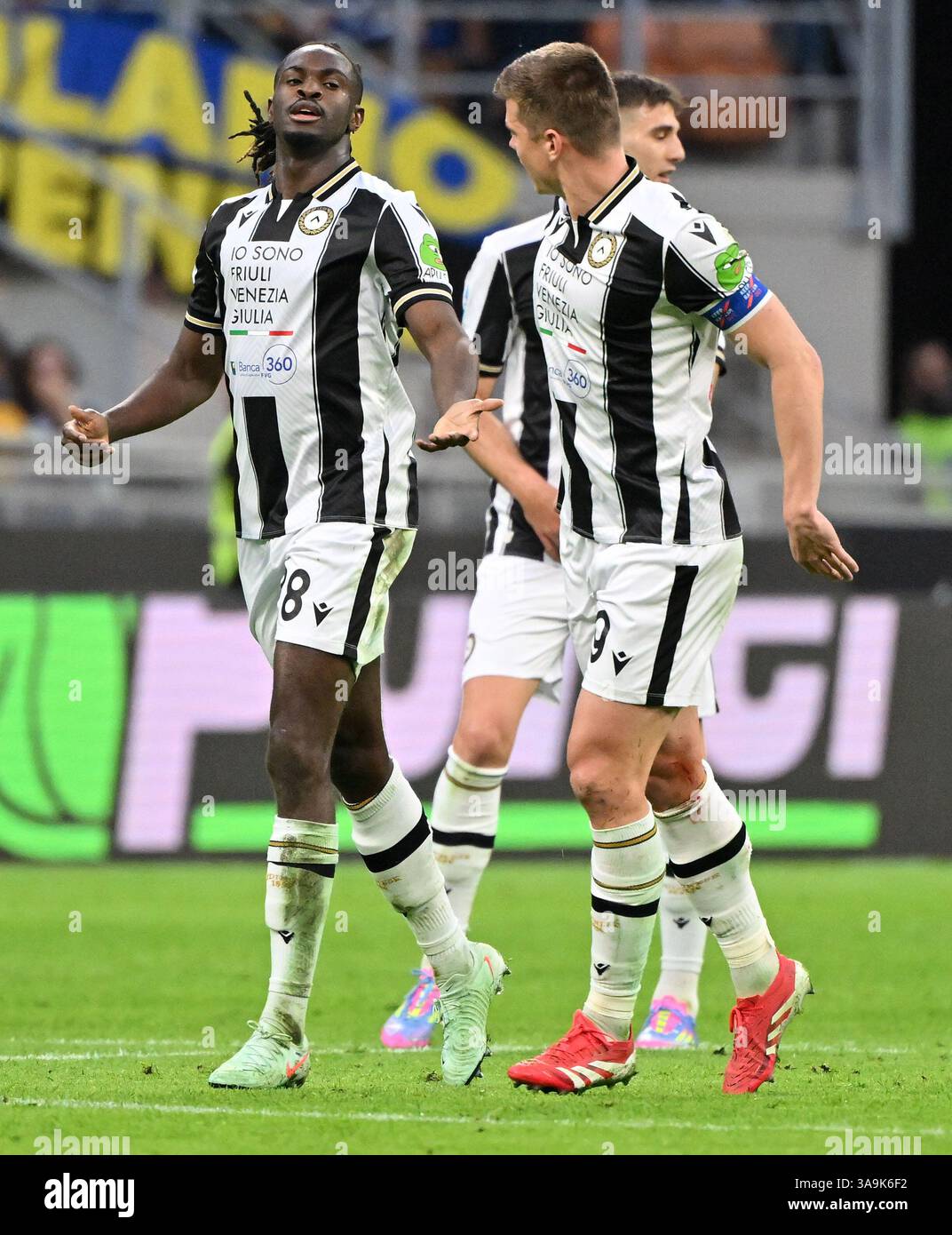 (250331) -- MILAN, March 31, 2025 (Xinhua) -- Udinese's Oumar Solet (L ...