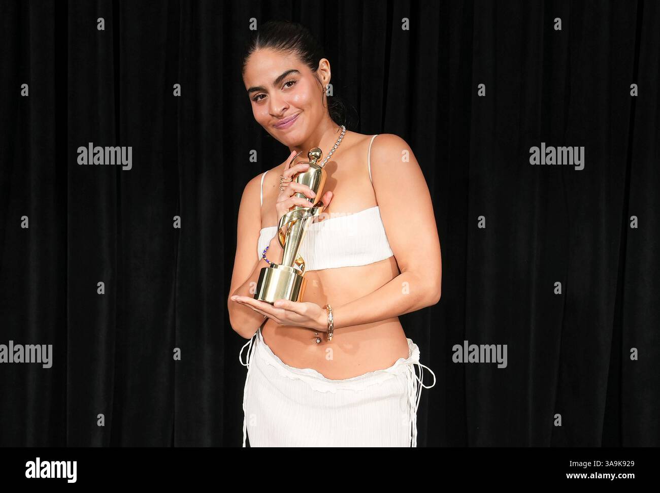 Jessie Reyez poses for photos after winning Rap Single of the Year ...