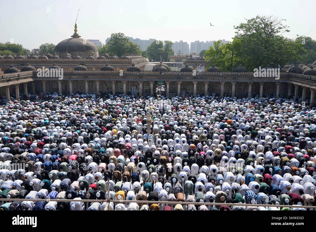 Muslims perform an Eid al-Fitr prayer marking the end of the holy ...
