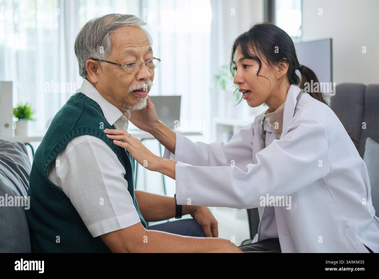 Neck injury during hi-res stock photography and images - Alamy