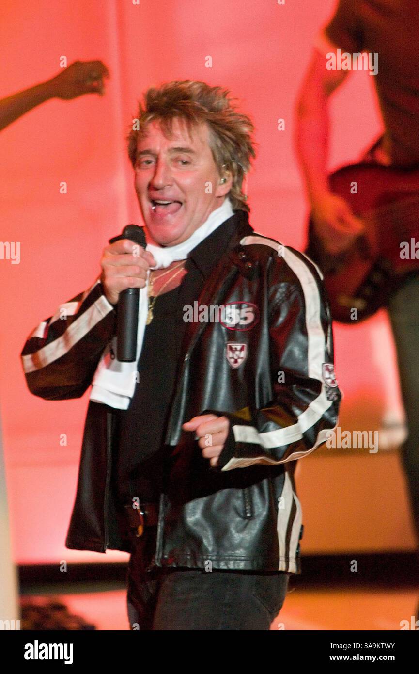 Mar 30, 2005; Santa Barbara, CA, USA; ROD STEWART performing iive in ...