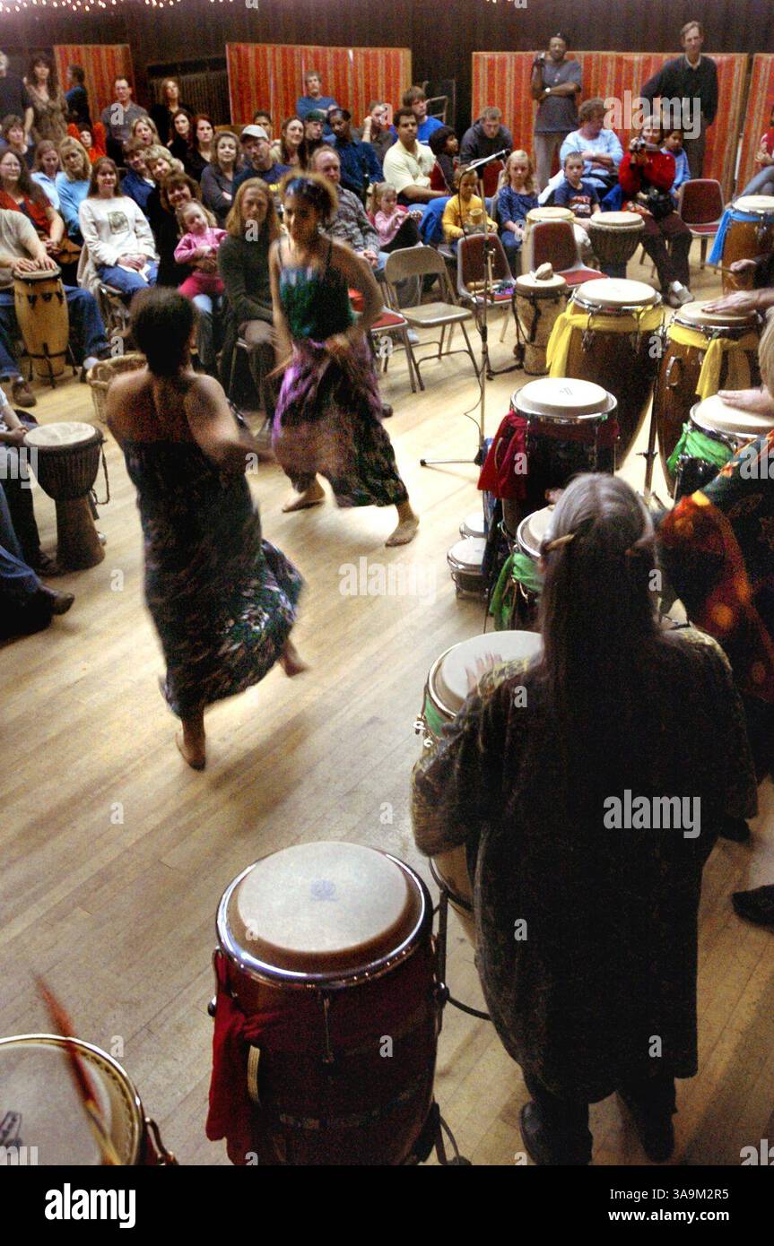 LEDE-- Jenice Hernandez (cq) 10, left, and her aunt Angela James (cq ...