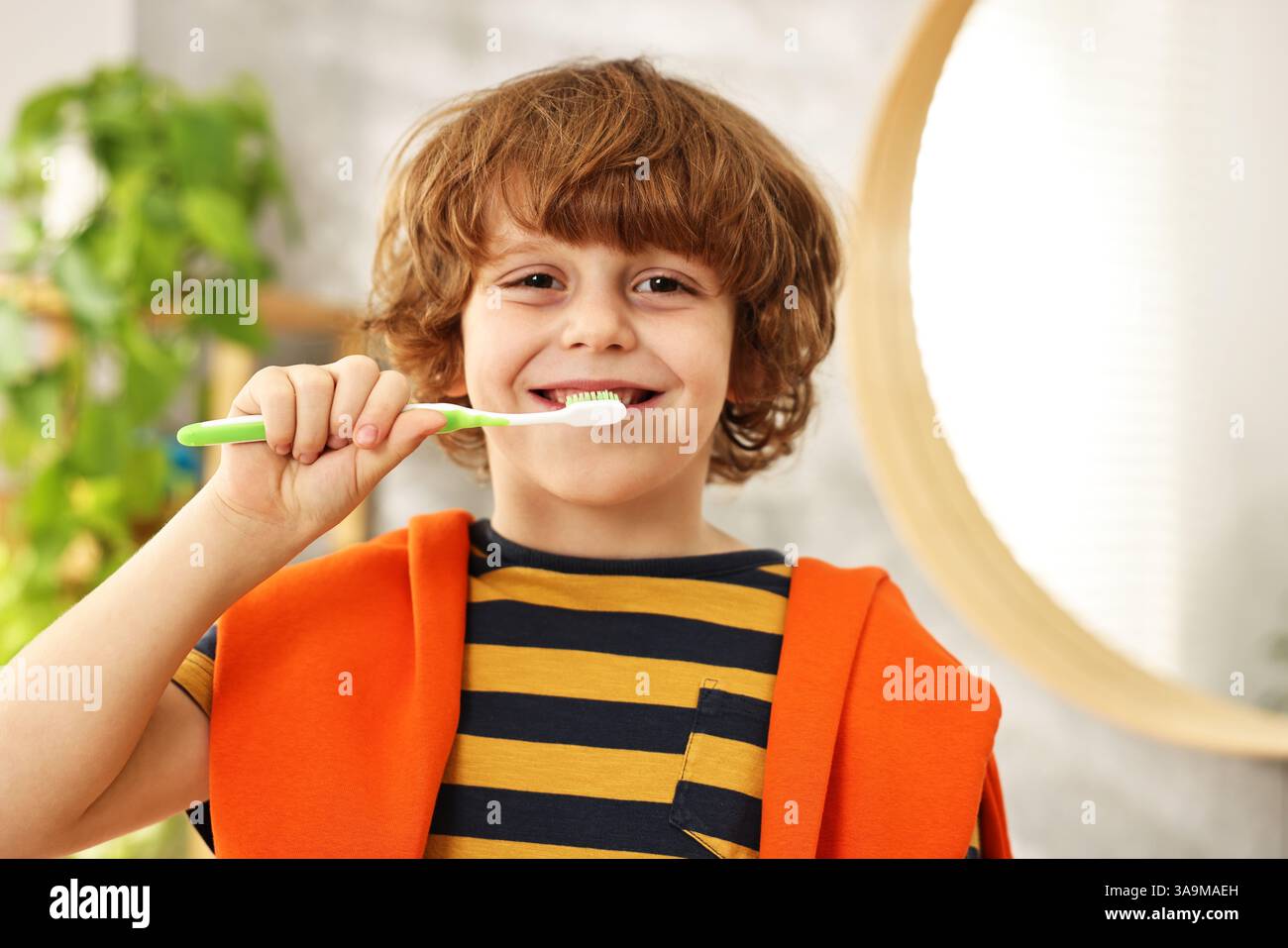 Boy teeth clean hi-res stock photography and images - Alamy
