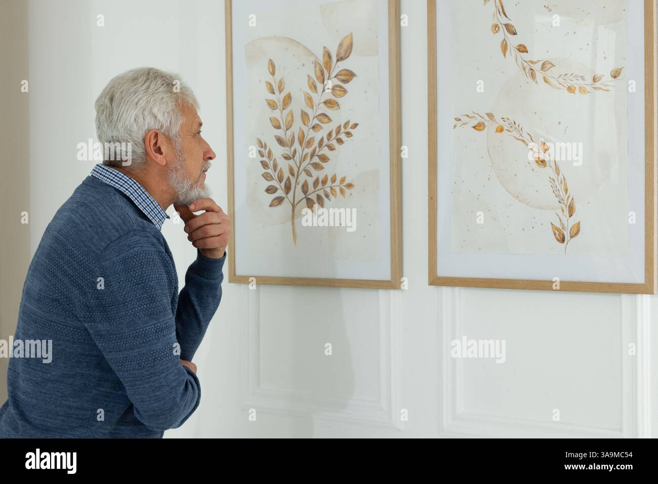 Man studying beautiful artwork hi-res stock photography and images - Alamy