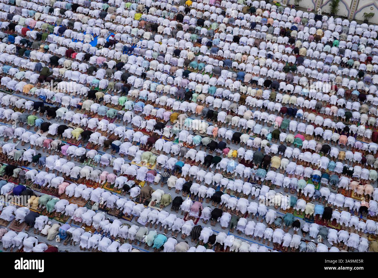 Muslims perform an Eid al-Fitr prayer marking the end of the holy ...