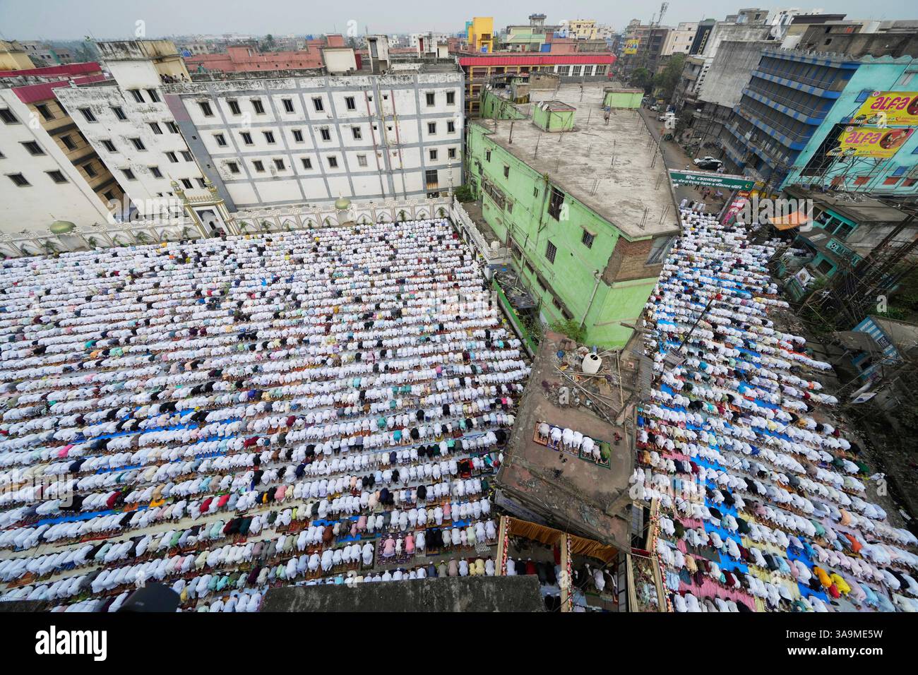 Muslims perform an Eid al-Fitr prayer marking the end of the holy ...