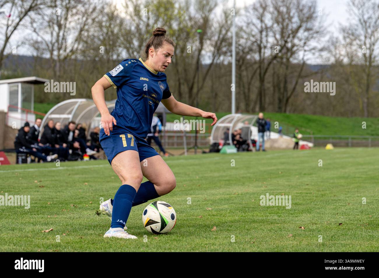 Leonie Wäschenbach (17 Andernach) kontrolliert den Ball Stock Photo - Alamy