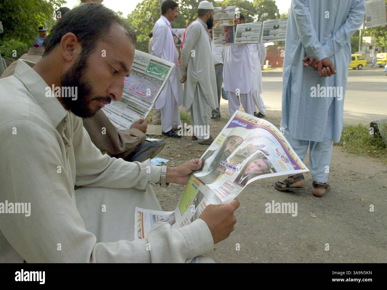 George w bush newspaper hi-res stock photography and images - Alamy