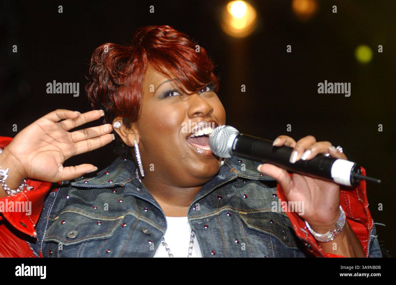 Dec 13, 2001; New York, NY, USA; Singer MISSY ELLIOT performing life on ...
