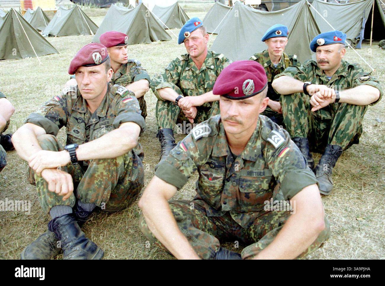 Aug 19, 1998; Biza, Albania; NATO: German and Russian paratroopers get ...
