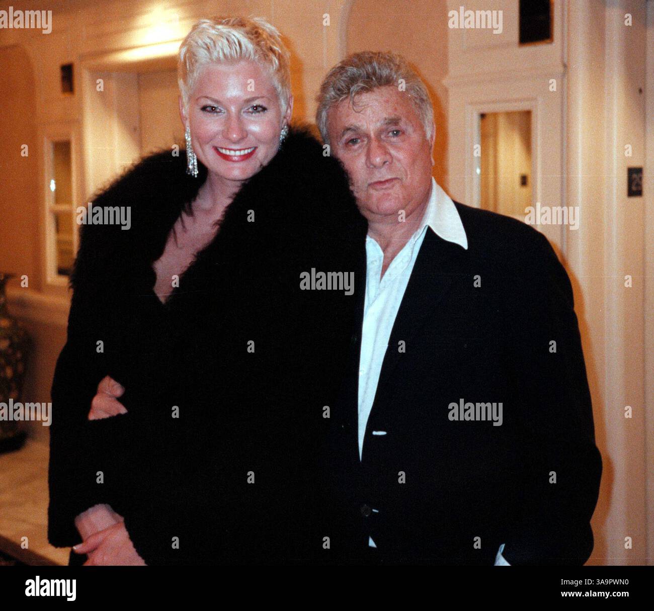 Nov 06, 1998; Las Vegas, Nevada, USA; Newlywed movie star Tony Curtis ...