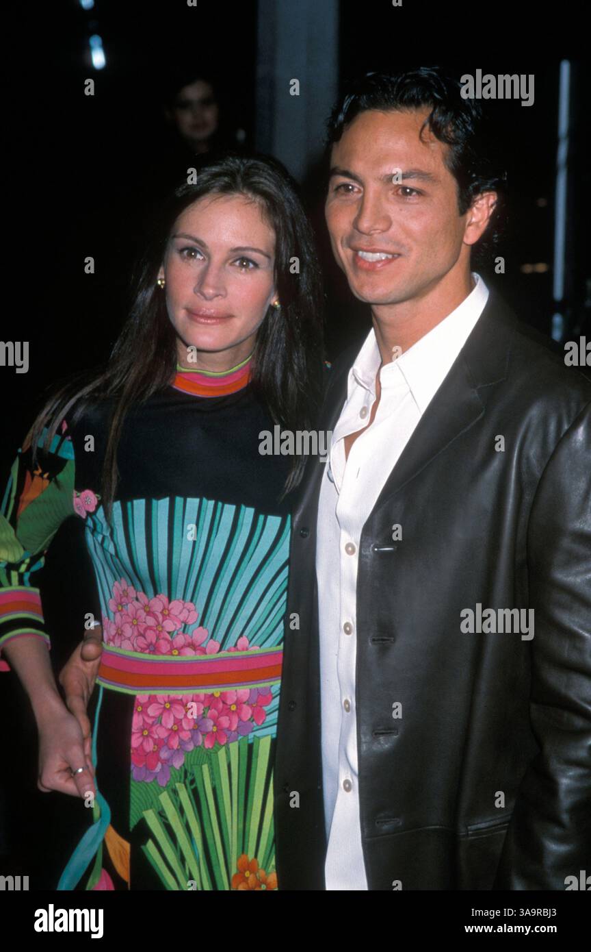 Nov 06, 2000; Los Angeles, CA, USA; Actress JULIA ROBERTS and boyfriend ...