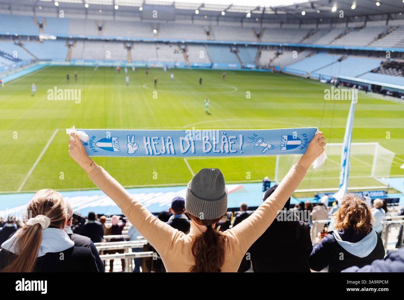 250330 Publik med flaggor och halsdukar på ståplatsläktaren på Eleda ...