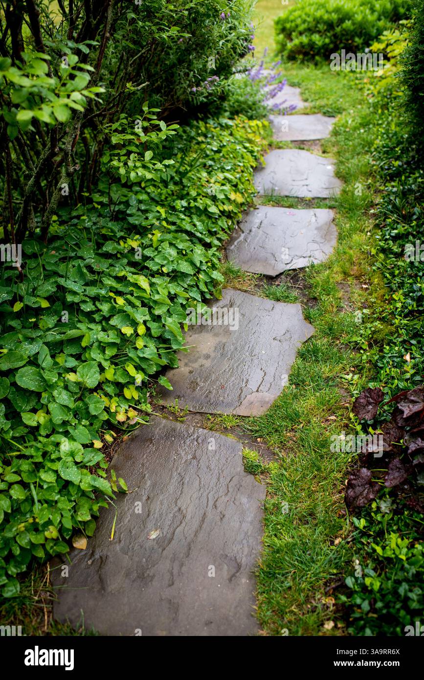 Serene garden pathway hi-res stock photography and images - Alamy