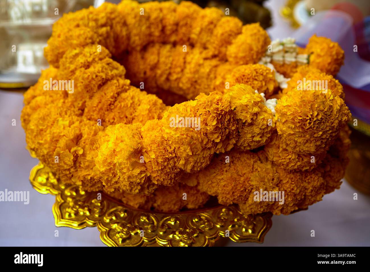Marigold garland hi-res stock photography and images - Alamy