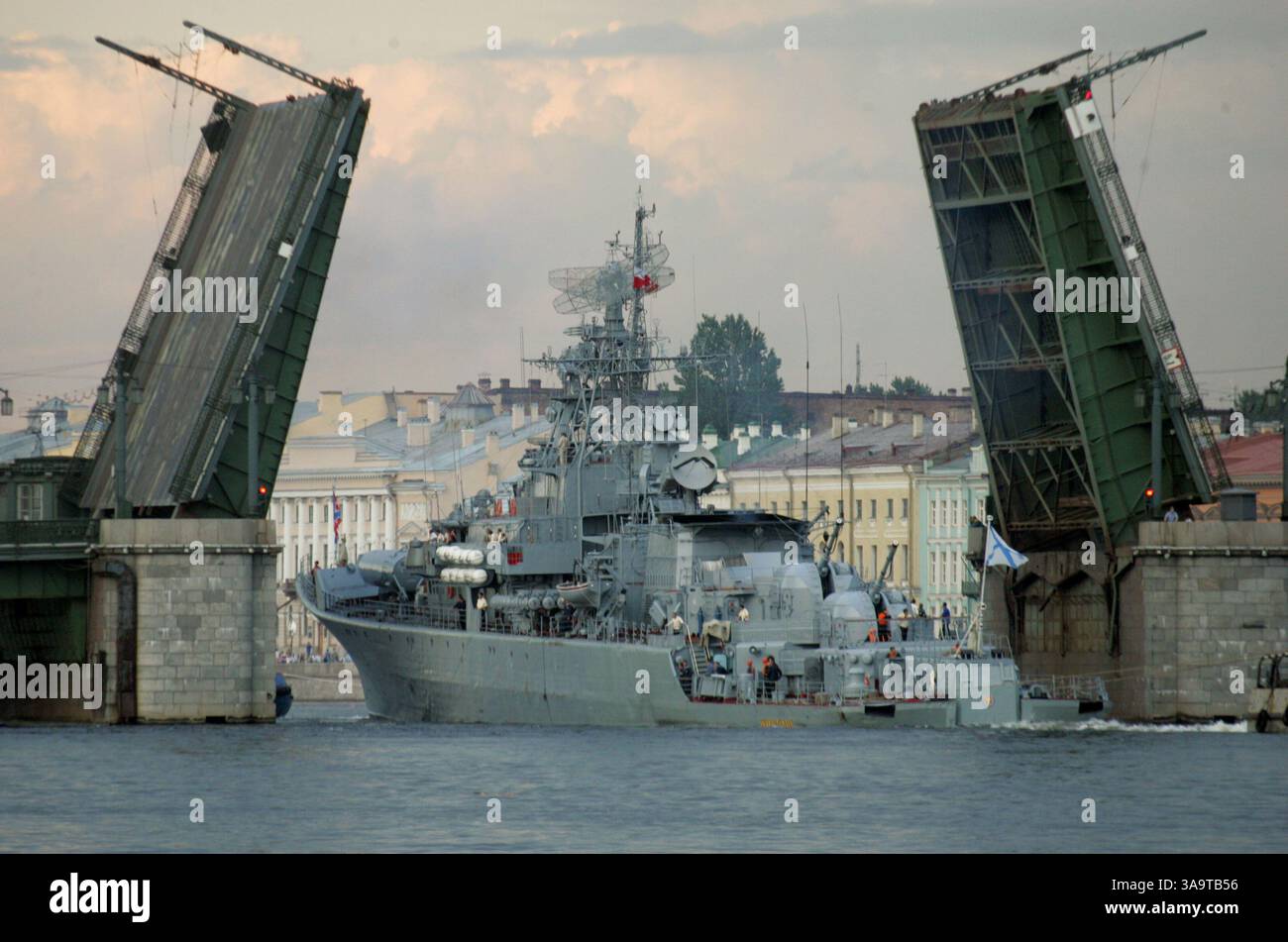 Vessel military bridges razvodnye hi-res stock photography and images ...