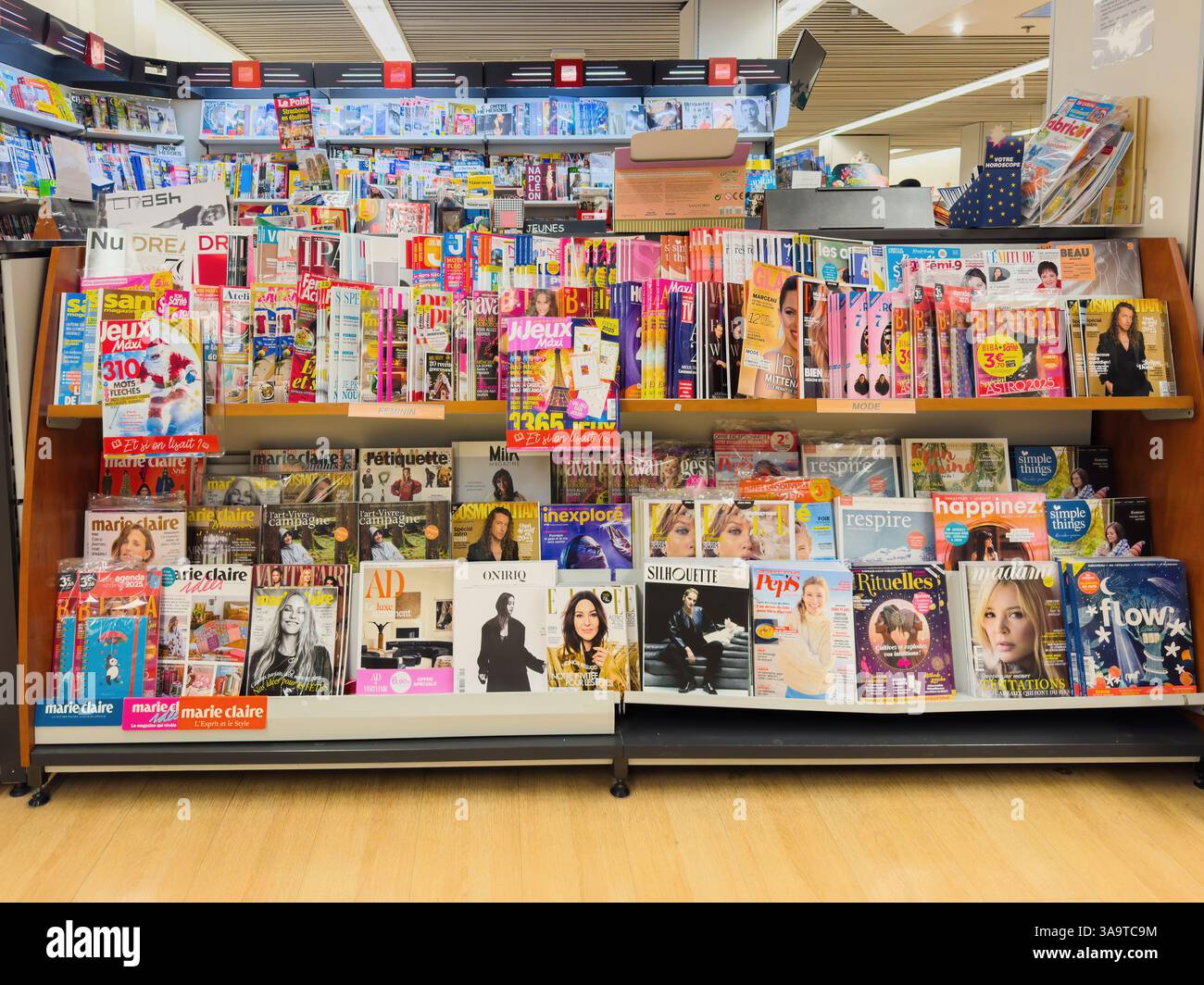 Fashion magazine paris hi-res stock photography and images - Alamy