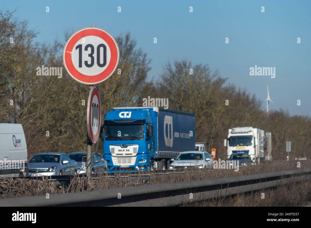 Tempolimit auf Deutschen Autobahnen Strassenschild mit einer ...
