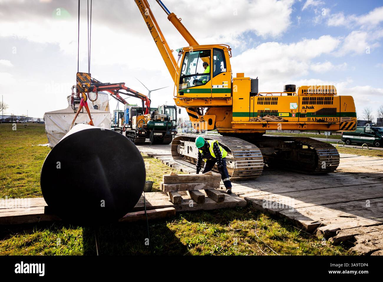ROTTERDAM - Work on laying a pipeline for CO2 from Gasunie, during a ...