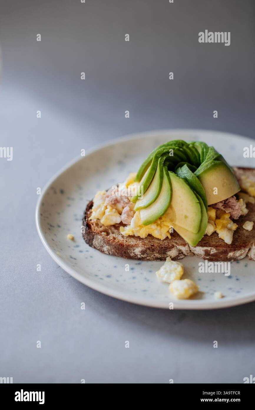 Tuna, avocado, and egg breakfast toast Stock Photo - Alamy