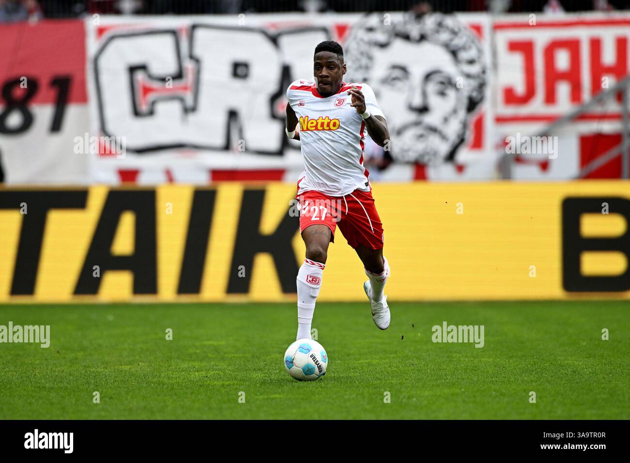 Regensburg, Deutschland. 30th Mar, 2025. Fussball; Spieltag 27; 2. Bundesliga; Saison 2024/2025 ...