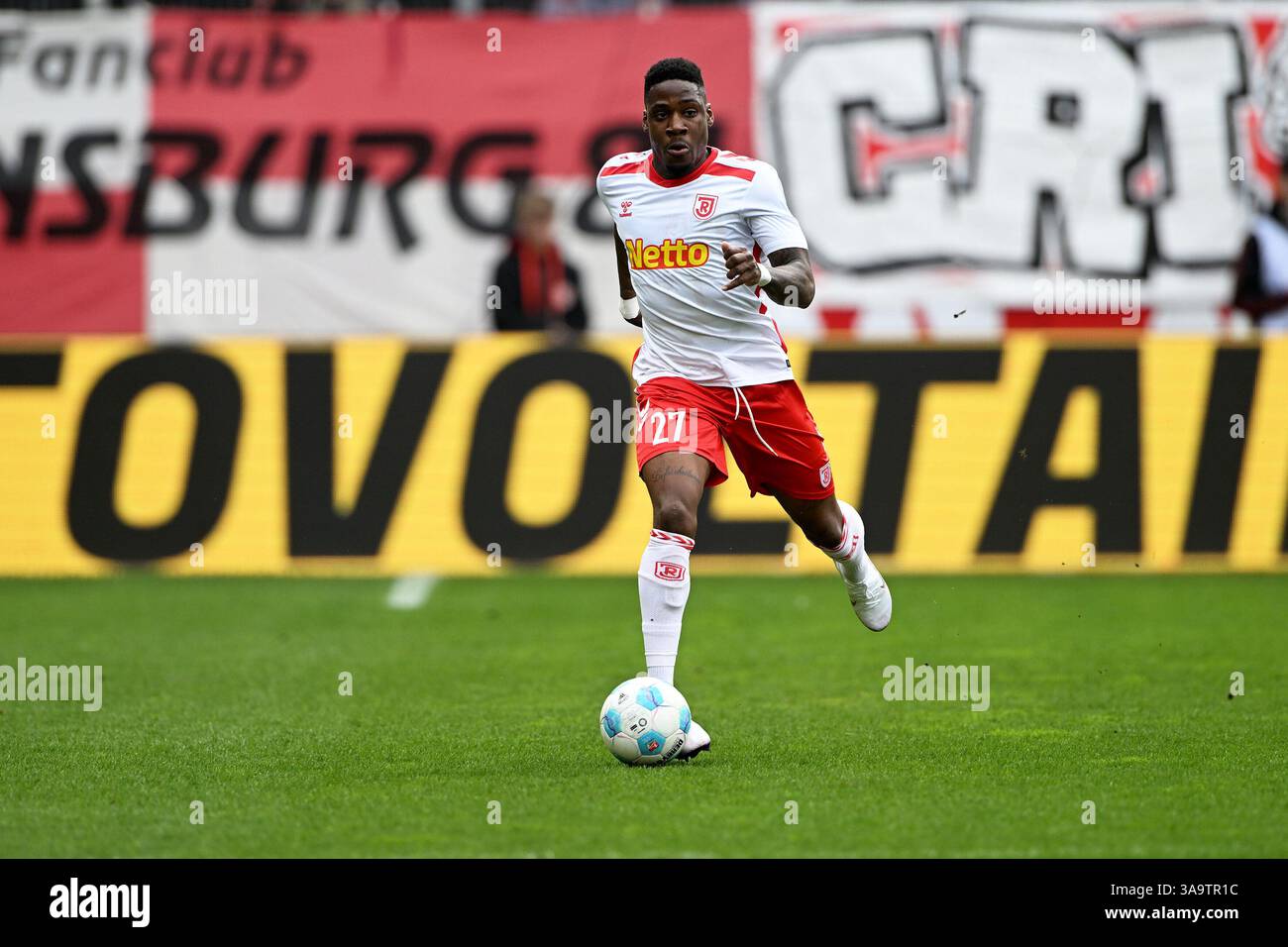 Regensburg, Deutschland. 30th Mar, 2025. Fussball; Spieltag 27; 2. Bundesliga; Saison 2024/2025 ...