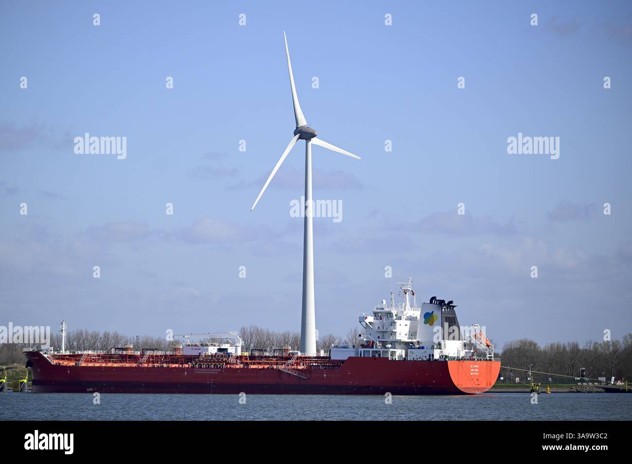 Antwerp, Belgium. 31st Mar, 2025. A container ship pictured in the Port ...