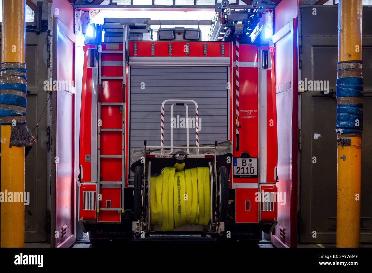 Löschfahrzeug LHF der Berliner Feuerwehr verlässt mit Blauchlicht die ...