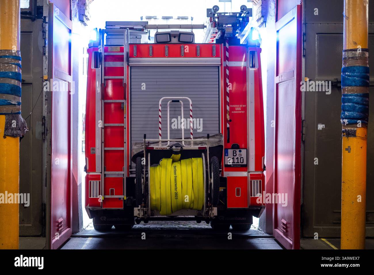 Löschfahrzeug LHF der Berliner Feuerwehr verlässt mit Blauchlicht die ...