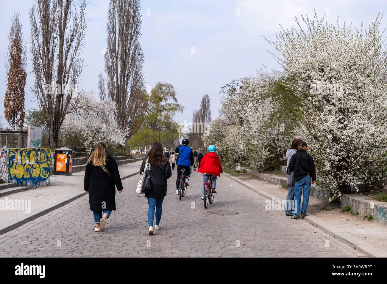 Besucher im Berliner Mauerpark zwischen den Stadtteilen Prenzlauer Berg ...