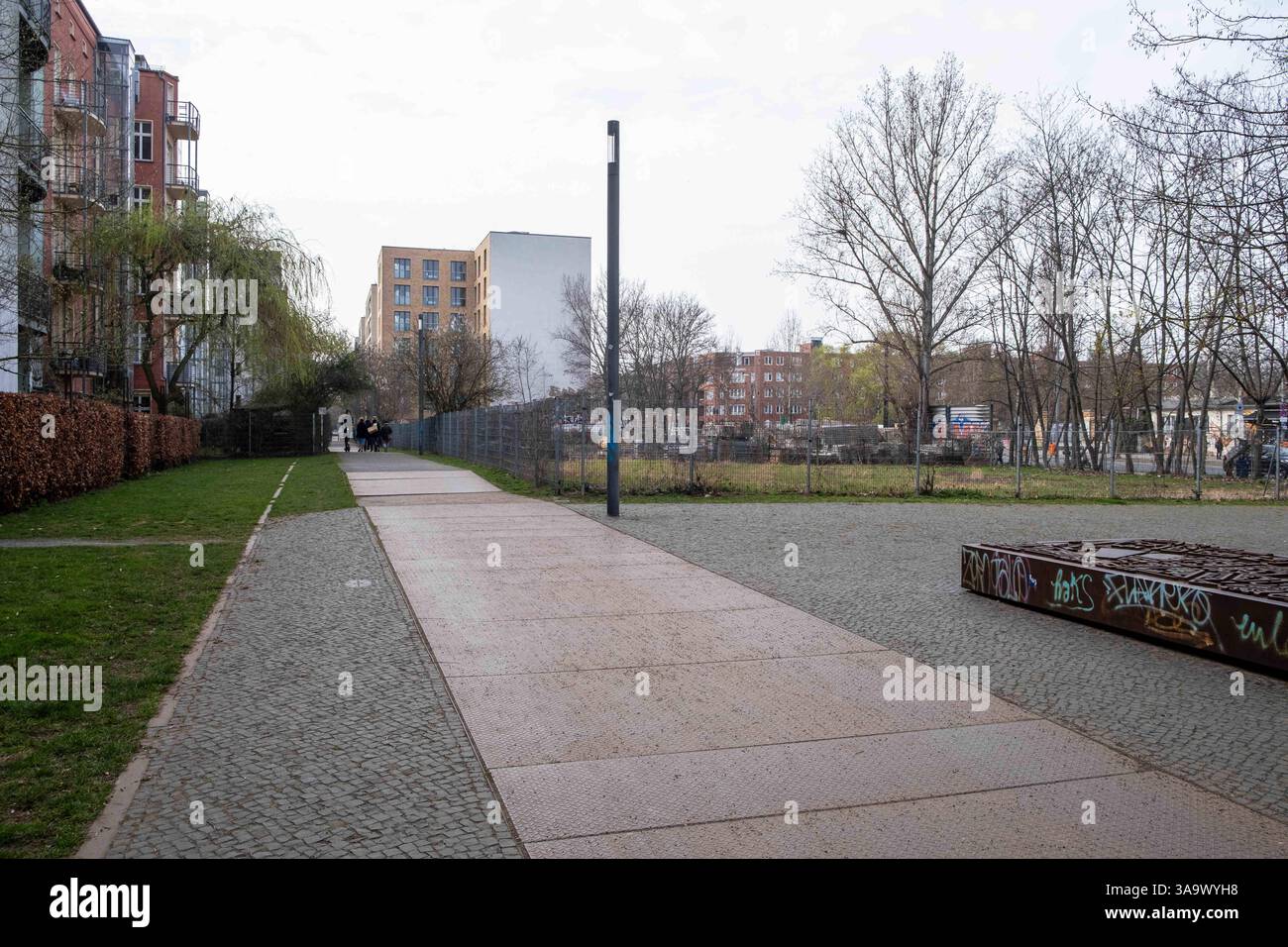 Ehemaliger Postenweg antlang der ehemaligen Berliner Mauer in der ...