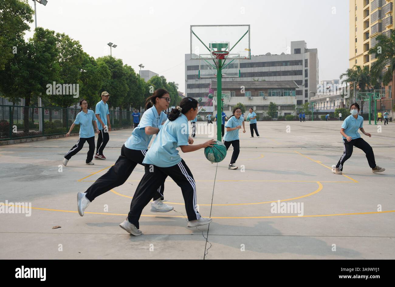 (250331) -- RUILI, March 31, 2025 (Xinhua) -- Students play basketball ...