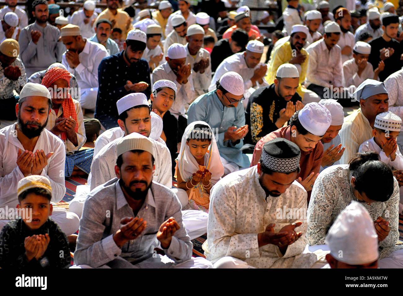 Agra, India. 31st Mar, 2025. Muslims offer Eid al-Fitr prayers at the ...
