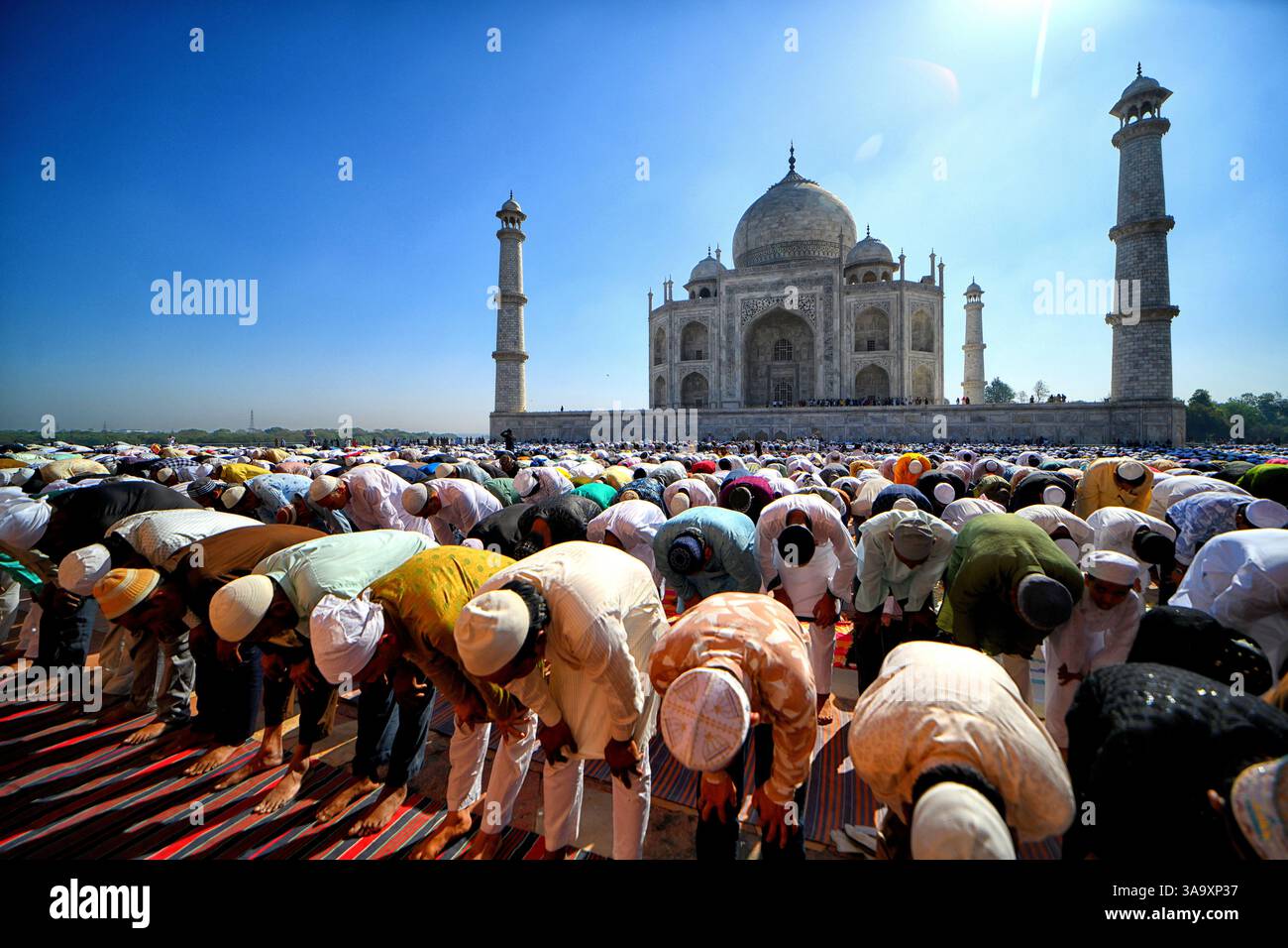Agra, India. 31st Mar, 2025. Muslim devotees offer Eid al-Fitr morning ...